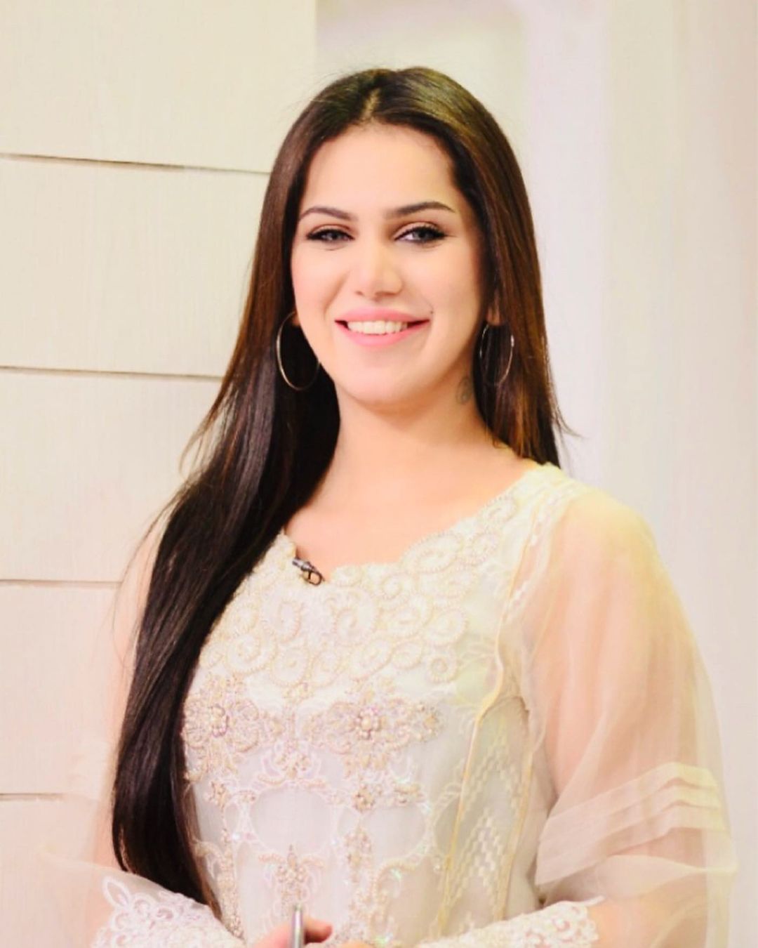 Incredibly Pretty Pictures of Ghana Ali in Pastel Colors | Reviewit.pk