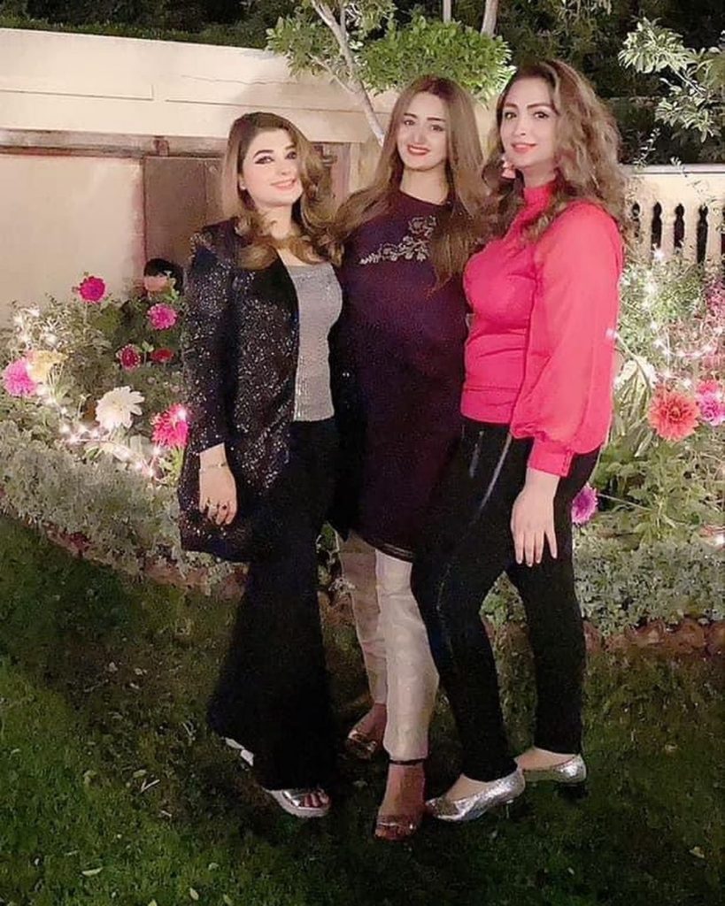 Latest Clicks of javeria Saud with her Friends | Reviewit.pk