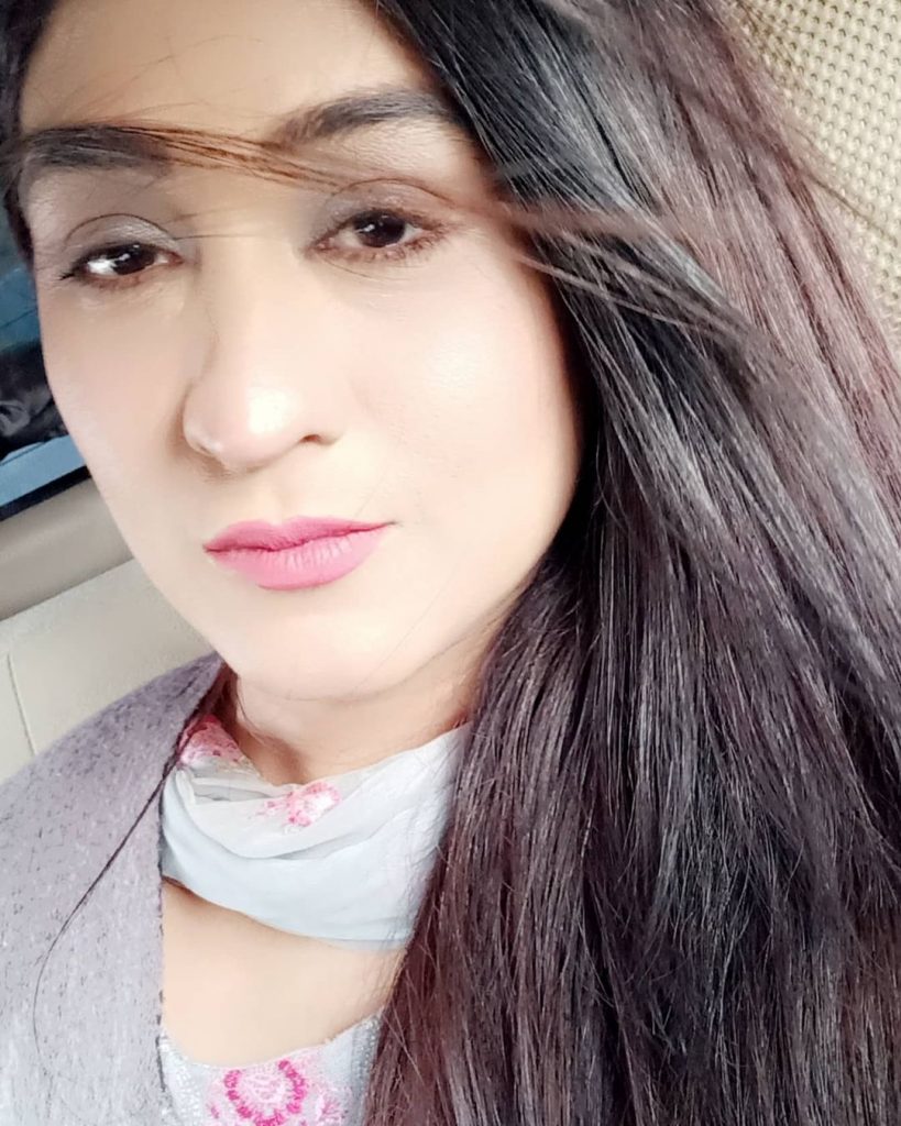 Latest Clicks of Madiha Rizvi with her Family | Reviewit.pk