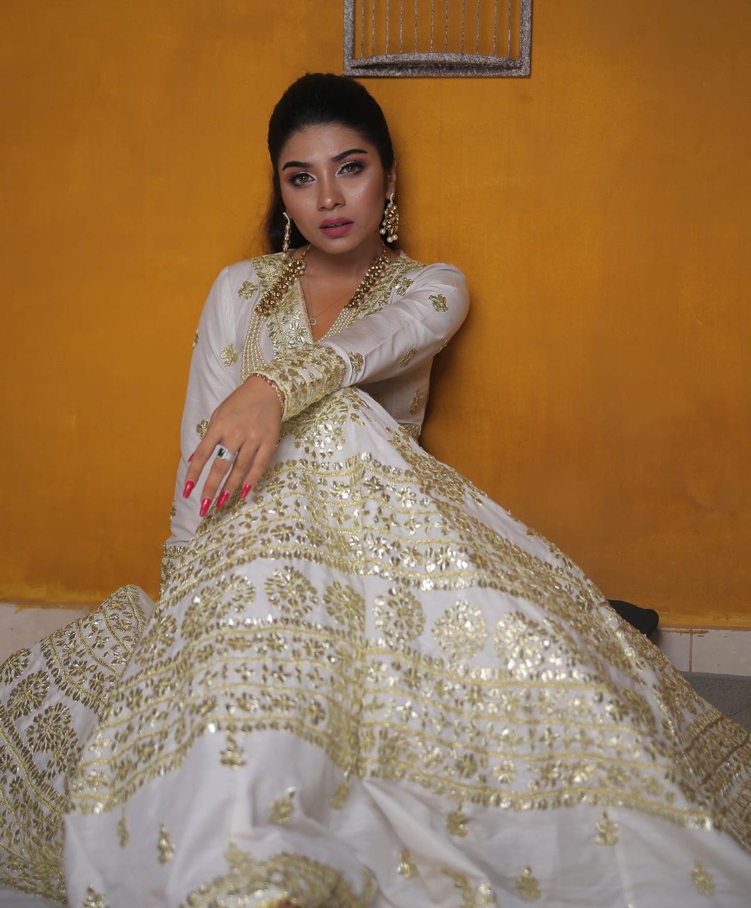 Mahi Baloch Sizzles In Her Latest Bridal Shoot | Reviewit.pk