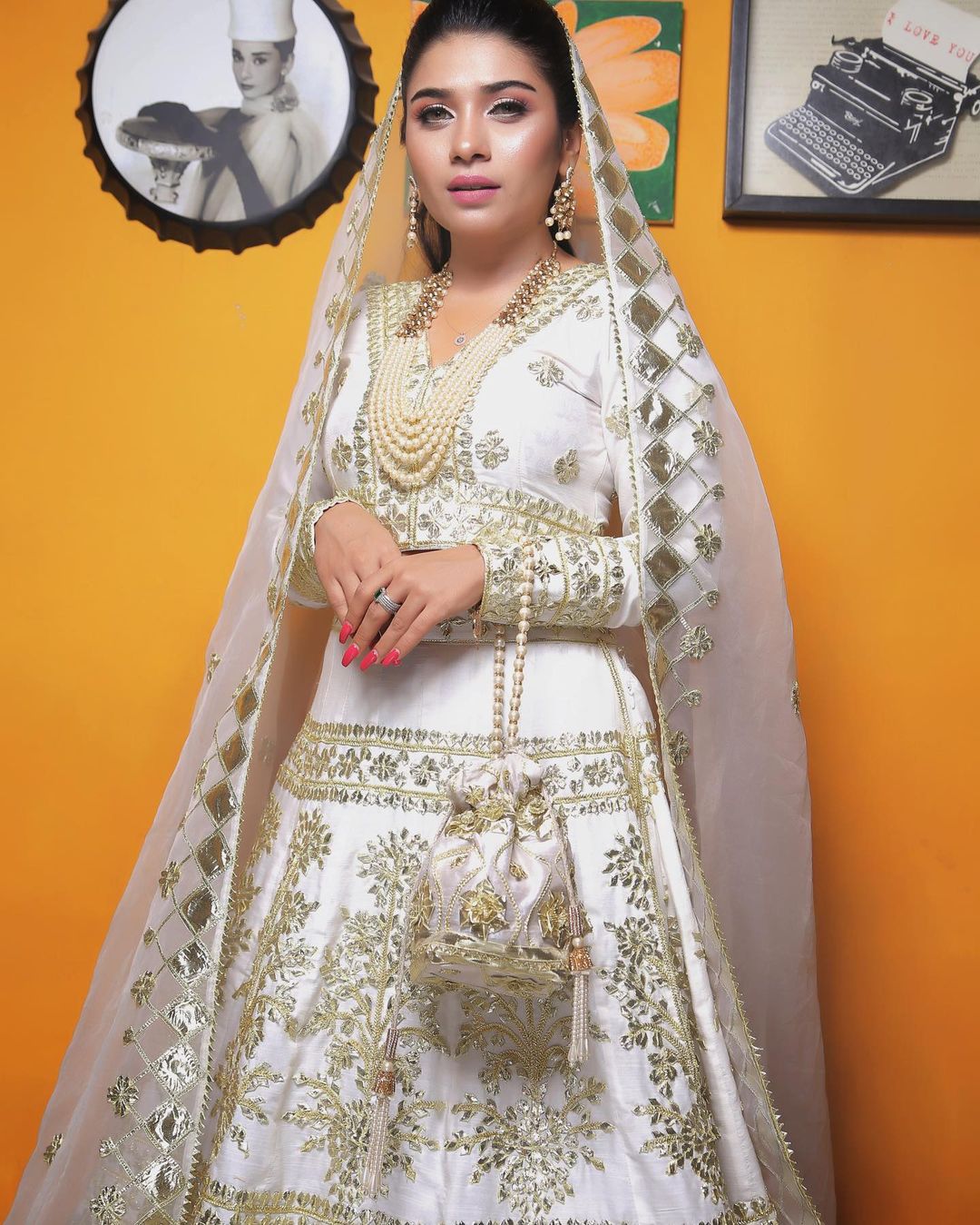 Mahi Baloch Sizzles In Her Latest Bridal Shoot | Reviewit.pk