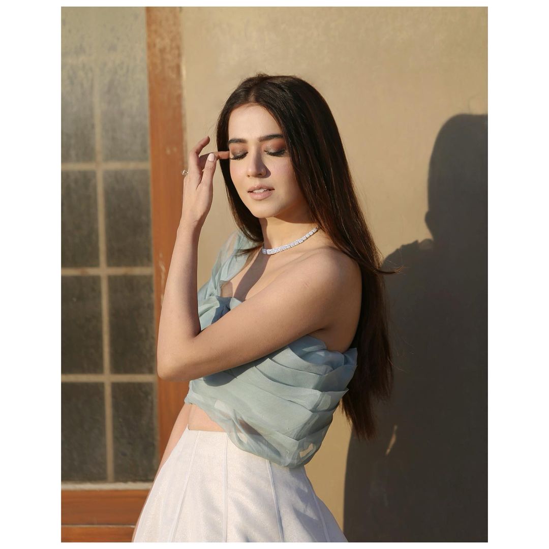 Mansha Pasha Looks Chic In These Unseen Gorgeous Attires | Reviewit.pk