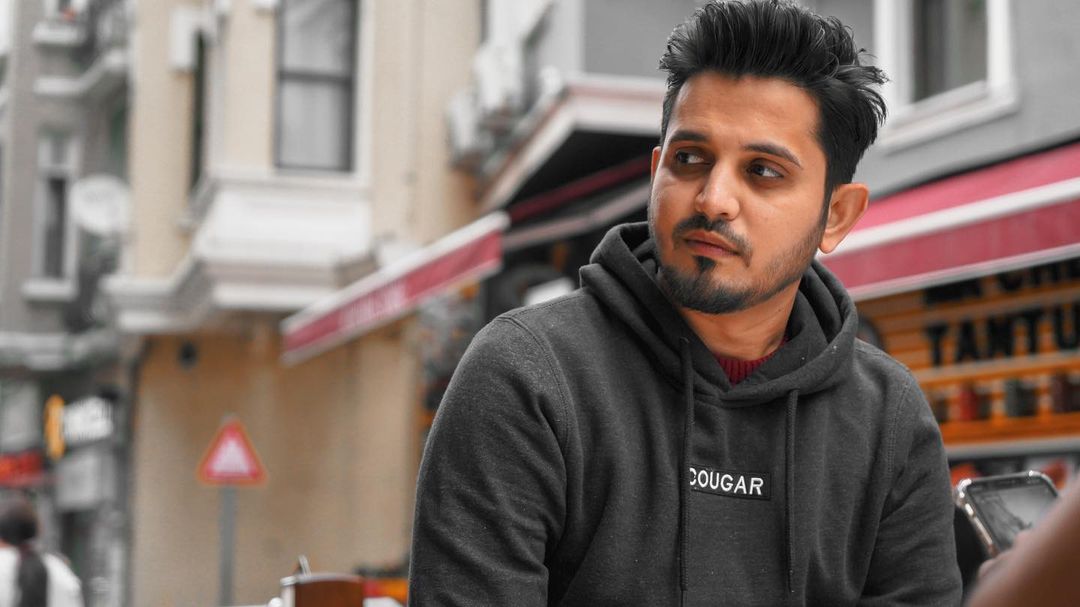 Latest Photos of Mansoor Qureshi While Traveling | Reviewit.pk