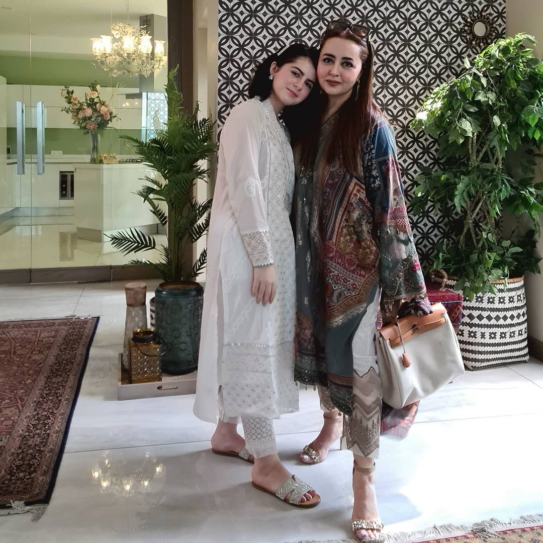 Unseen Family Pictures Of Fashion Designer Maria B | Reviewit.pk