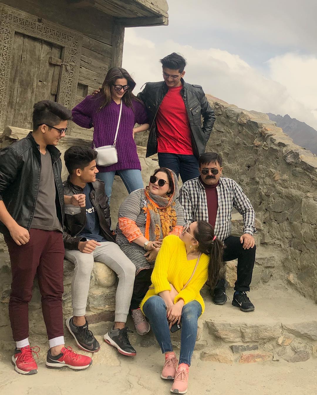 Minal Khan Shares A Throwback Picture With Her Father | Reviewit.pk