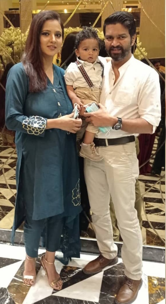 Mizna Waqas Pictures With Family | Reviewit.pk