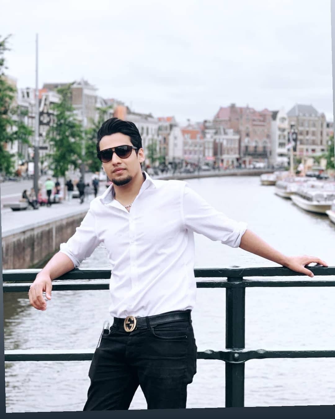 Momin Saqib Energetic Dance Performance At A Recent Wedding | Reviewit.pk