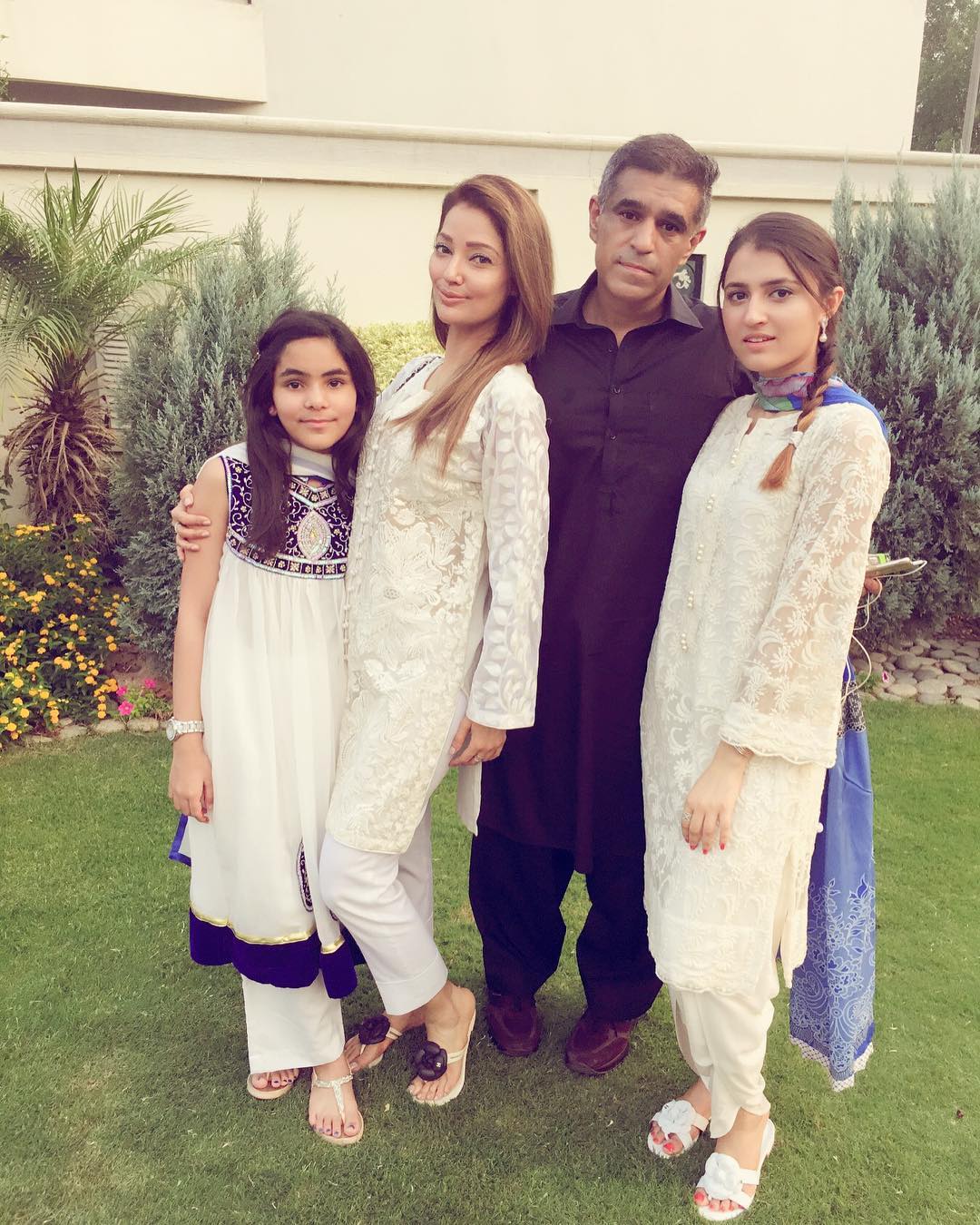 Natasha Hussain Celebrated 25th Wedding Anniversary | Reviewit.pk