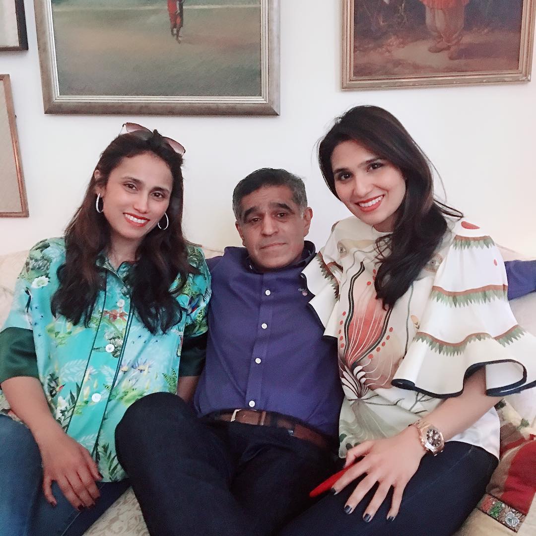 Natasha Hussain Celebrated 25th Wedding Anniversary | Reviewit.pk