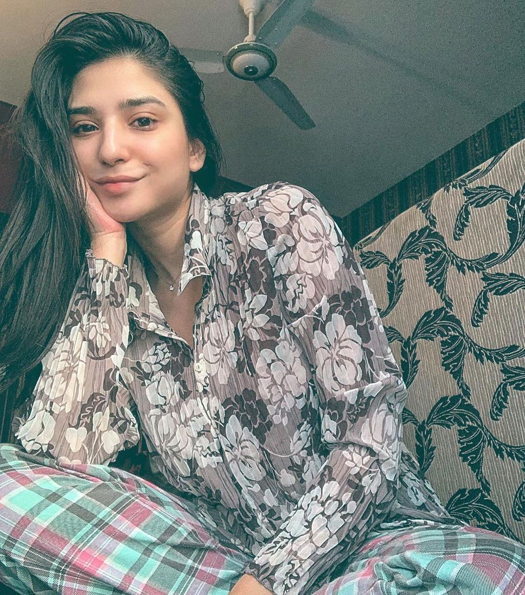Casual Photos of Ramsha Khan at Her Home | Reviewit.pk