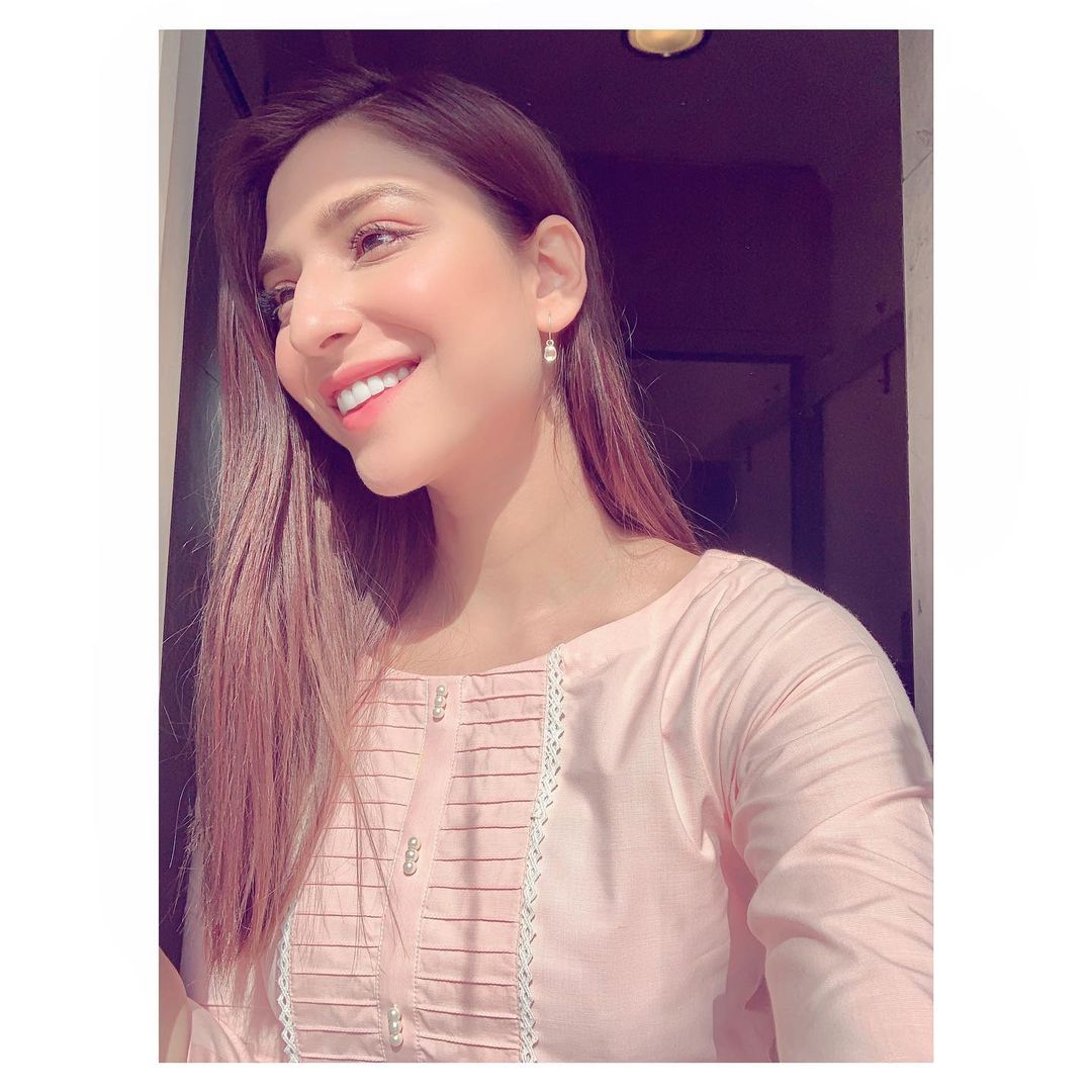Casual Photos of Ramsha Khan at Her Home | Reviewit.pk