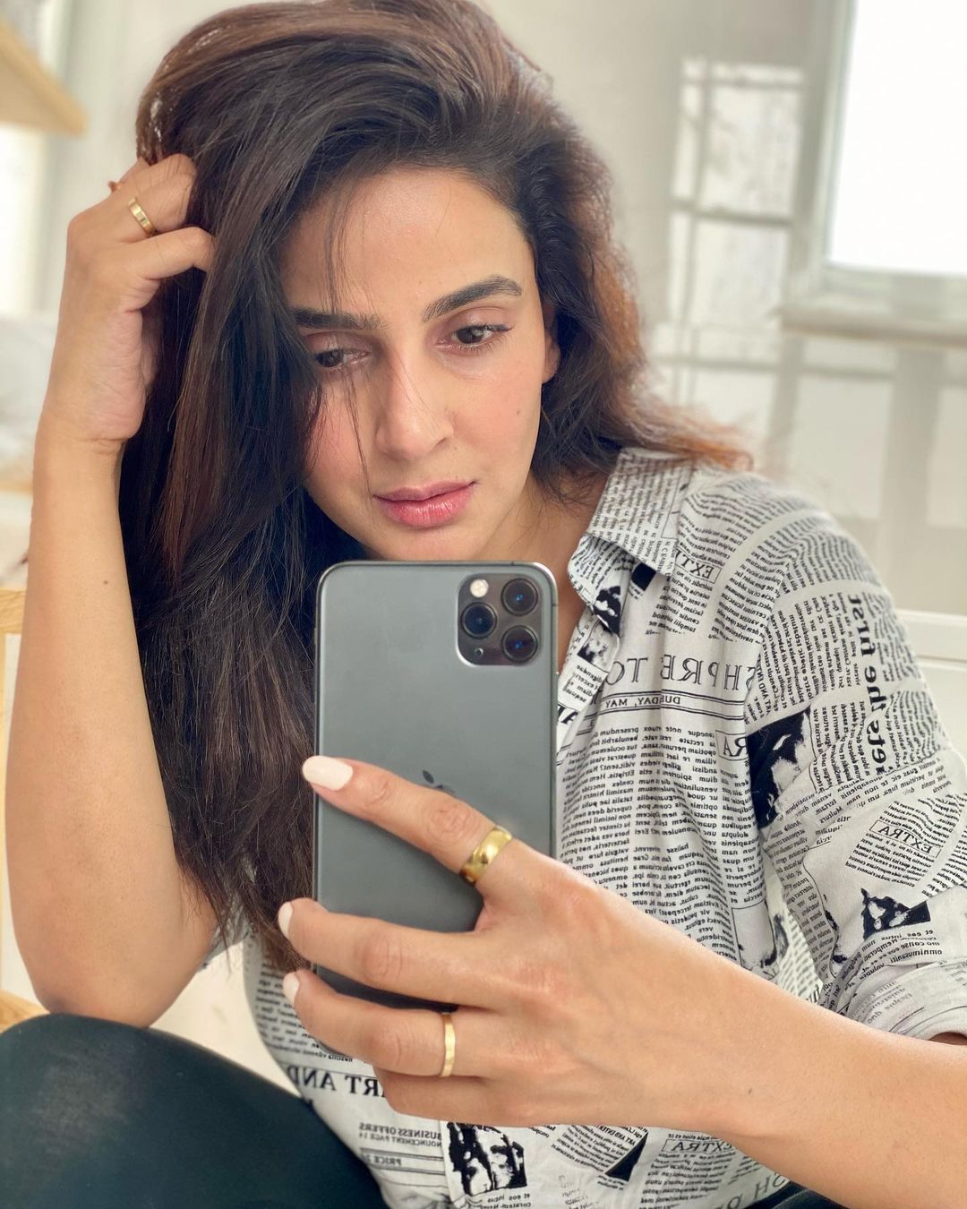 Hottest Pictures of Saba Qamar In Monochrome Colors | Reviewit.pk