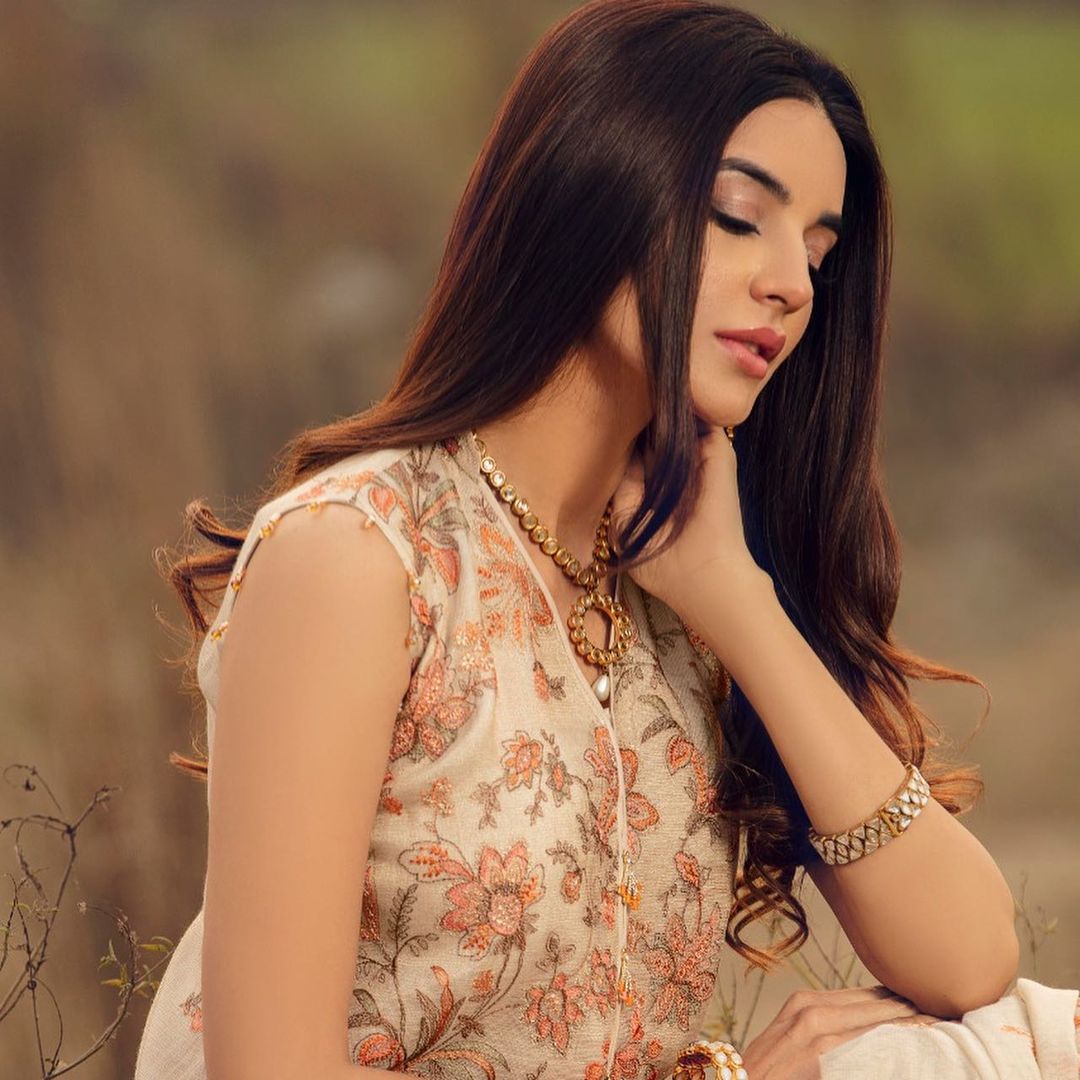 Signature Poses of Sadia Khan | Reviewit.pk