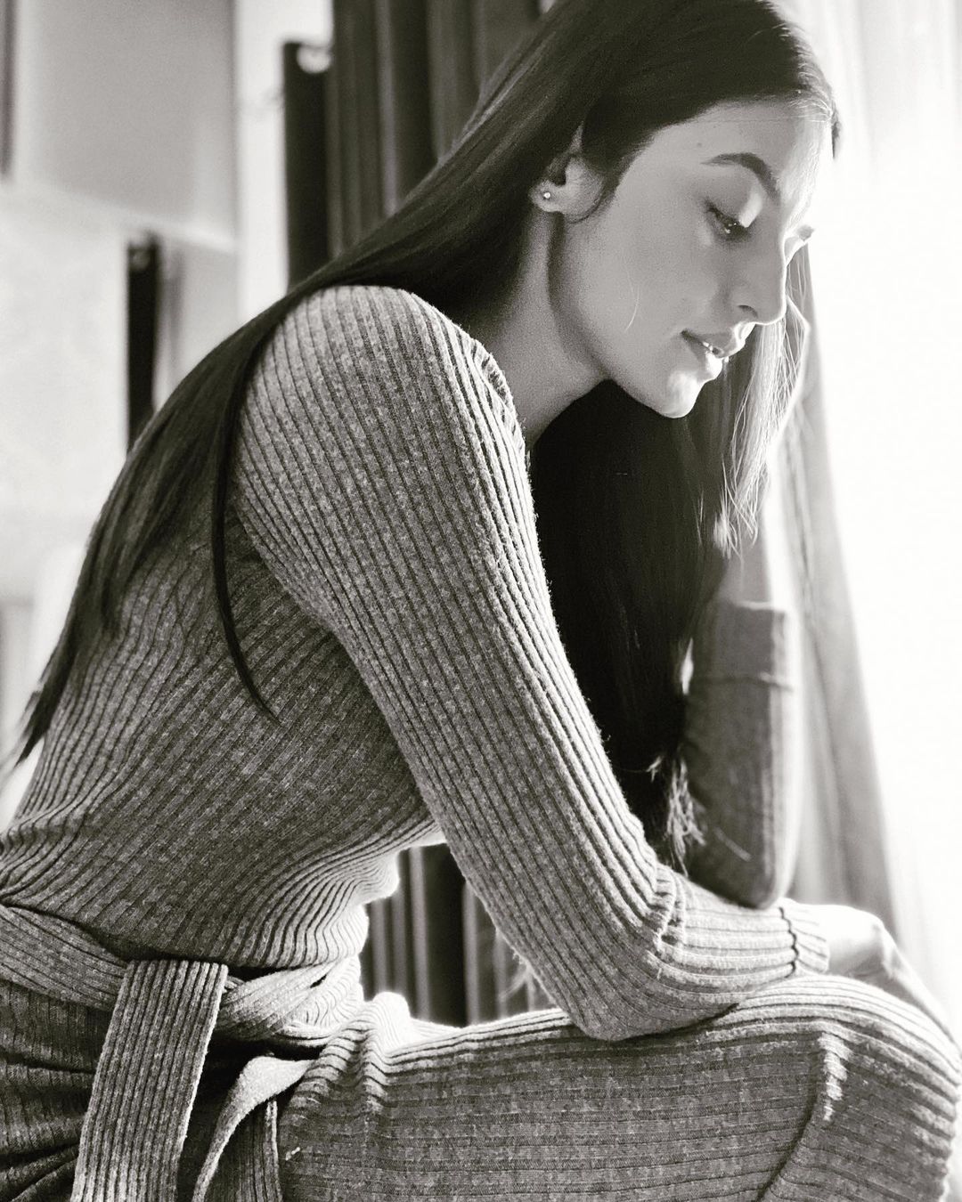Signature Poses of Sadia Khan | Reviewit.pk