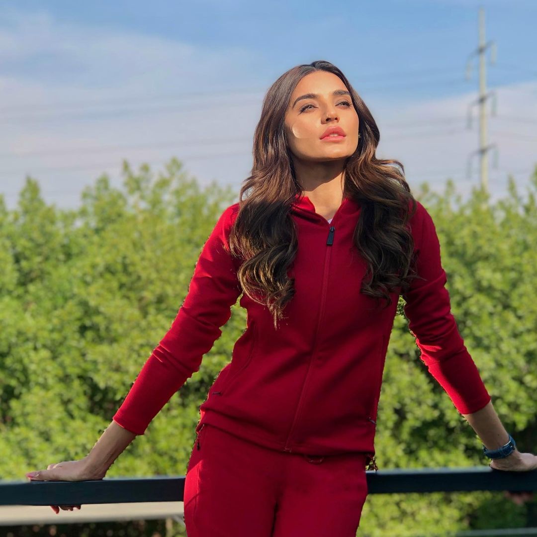 Signature Poses of Sadia Khan | Reviewit.pk