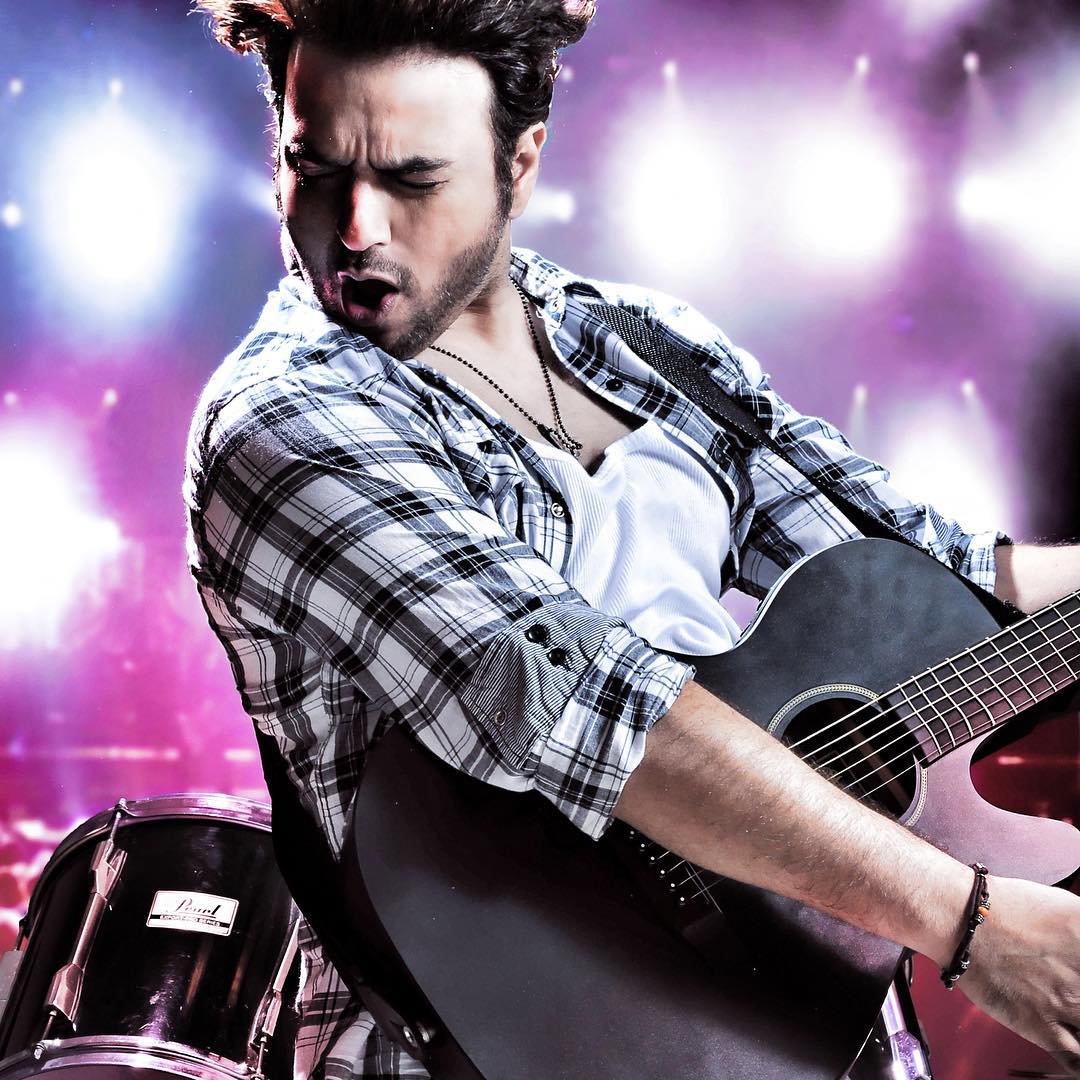 Never-Seen Family Photos of Shiraz Uppal | Reviewit.pk