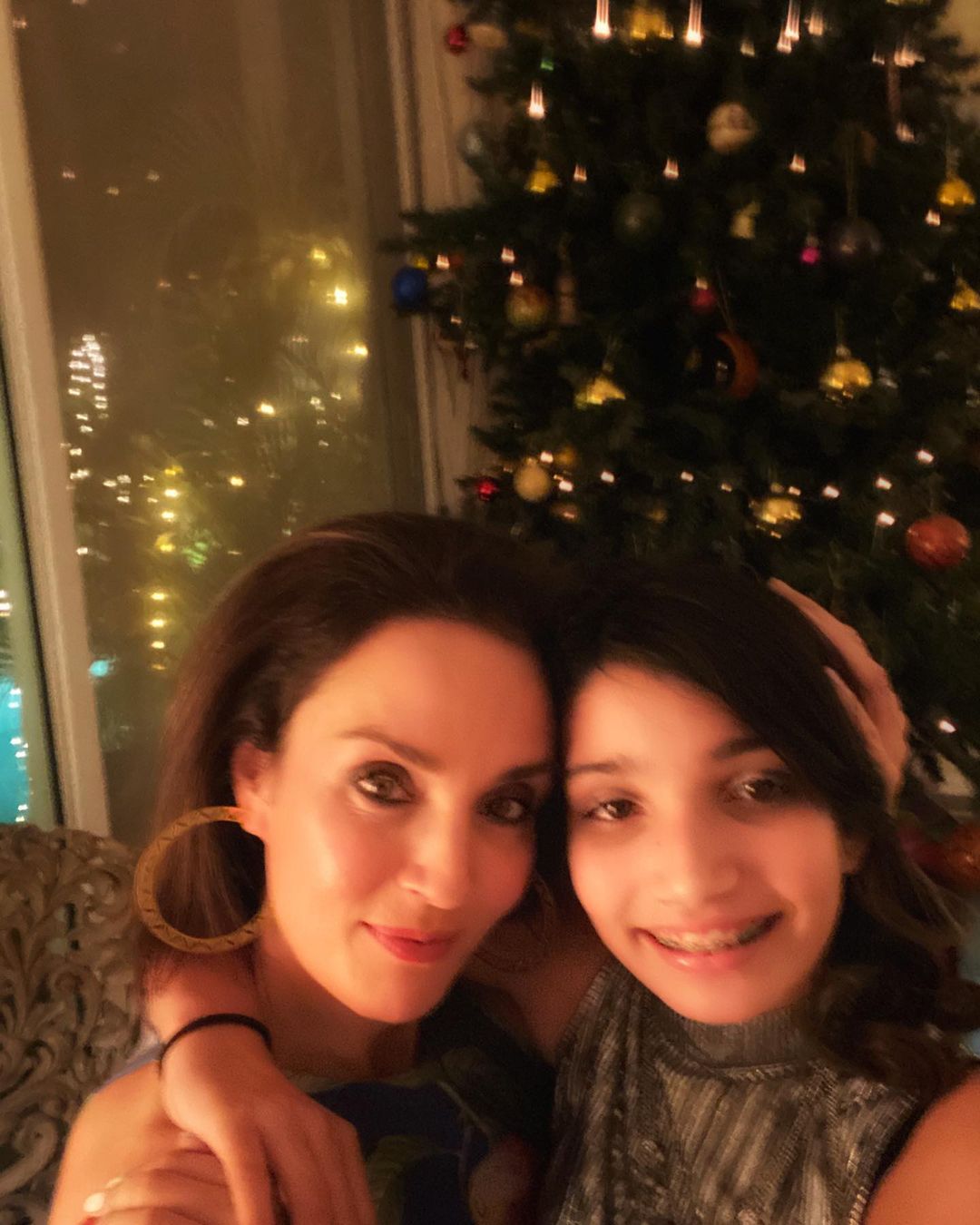 Unseen Pictures of Sonya Jehan With Her Family | Reviewit.pk