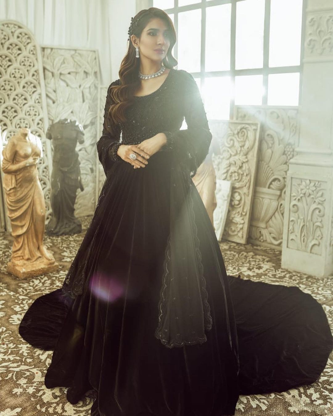 Rabab Hashim Stuns In Exquisite Black Outfit | Reviewit.pk