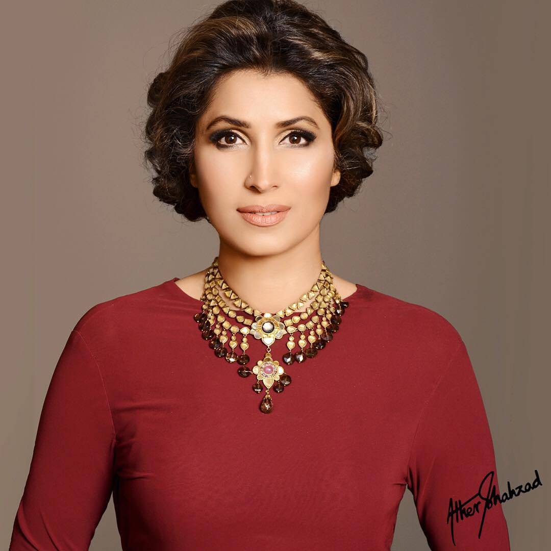 Vaneeza Ahmad And Her Daughters Spotted Praying Together | Reviewit.pk