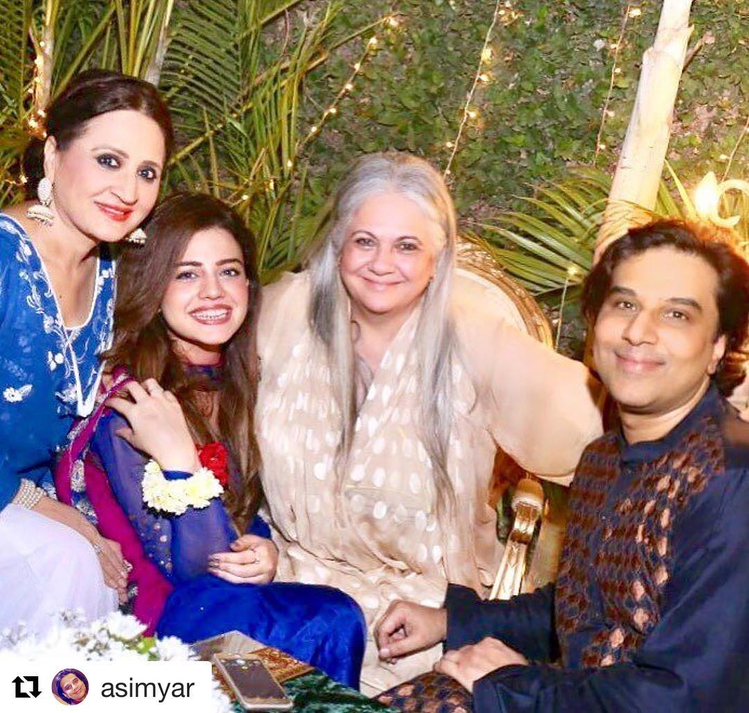 20 Pictures of Zara Noor Abbas With Mother | Reviewit.pk