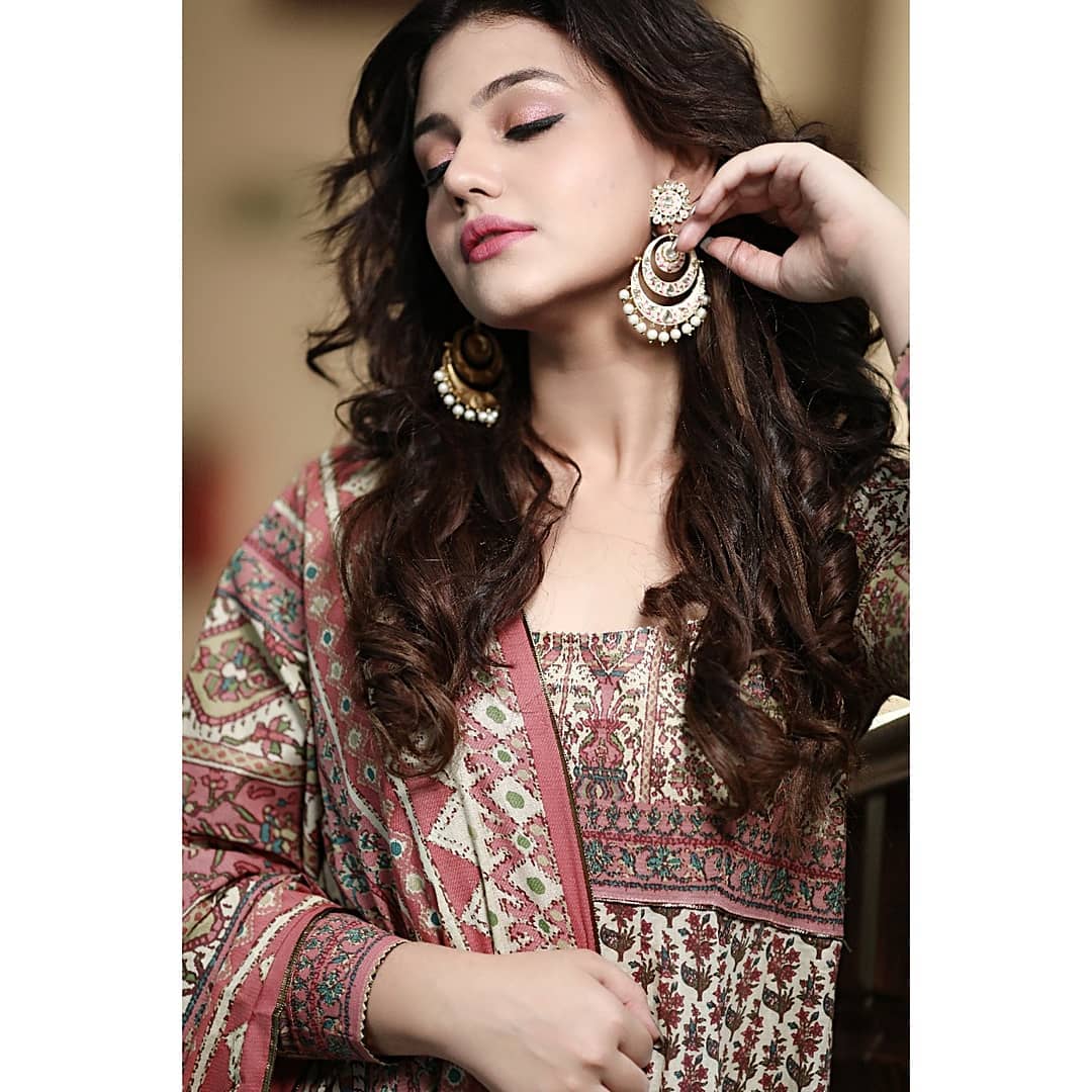 Zara Noor Abbas's Recent Photo Shoot Is Bringing In A Lot Of Criticism ...