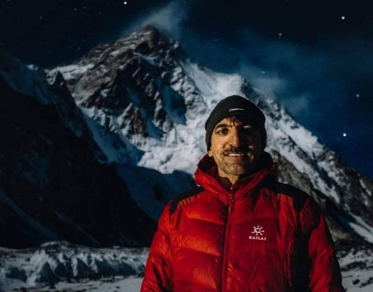 Celebrities Pray For Ali Sadpara's Safe Return | Reviewit.pk