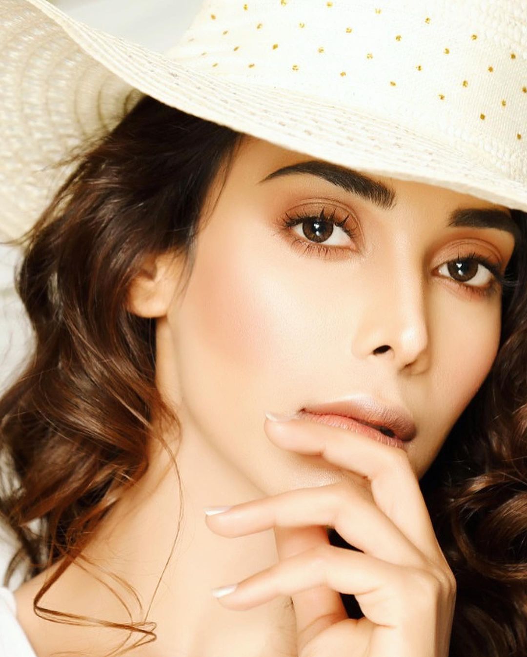 Eshal Fayyaz Bold And Beautiful Shoot Styled By Akif Ilyas | Reviewit.pk