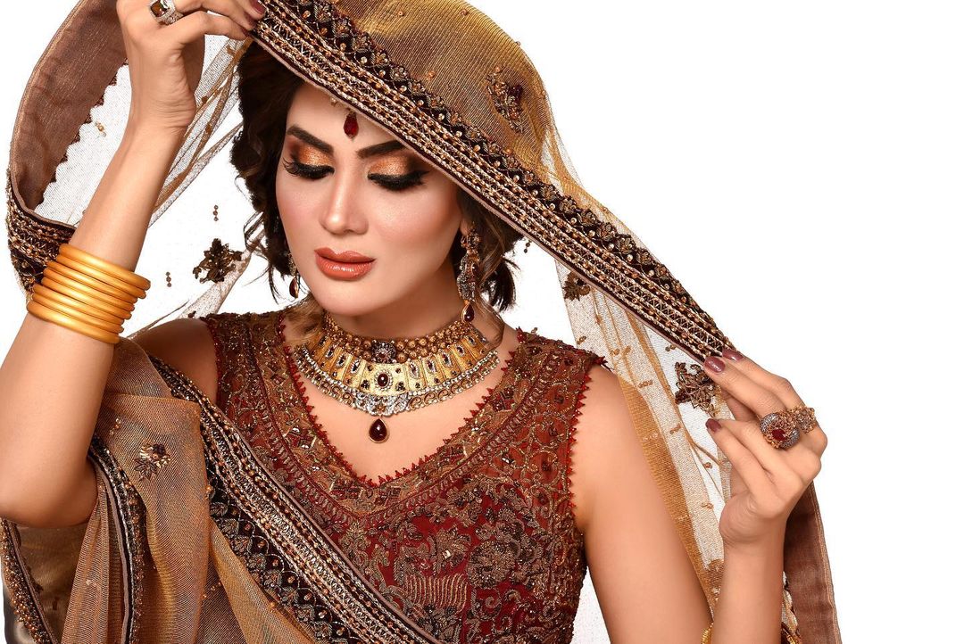 Fiza Ali Pulls Off Traditional Bridal Look Like A Pro | Reviewit.pk
