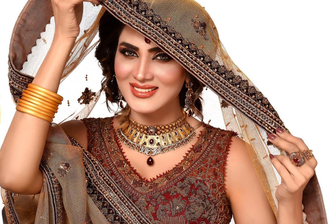 Fiza Ali Pulls Off Traditional Bridal Look Like A Pro | Reviewit.pk