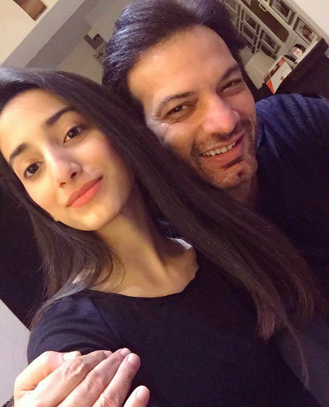 Latest Pictures Of Actor Saleem Sheikh With His Family | Reviewit.pk