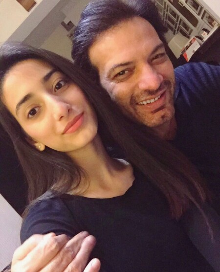 Latest Pictures Of Actor Saleem Sheikh With His Family | Reviewit.pk