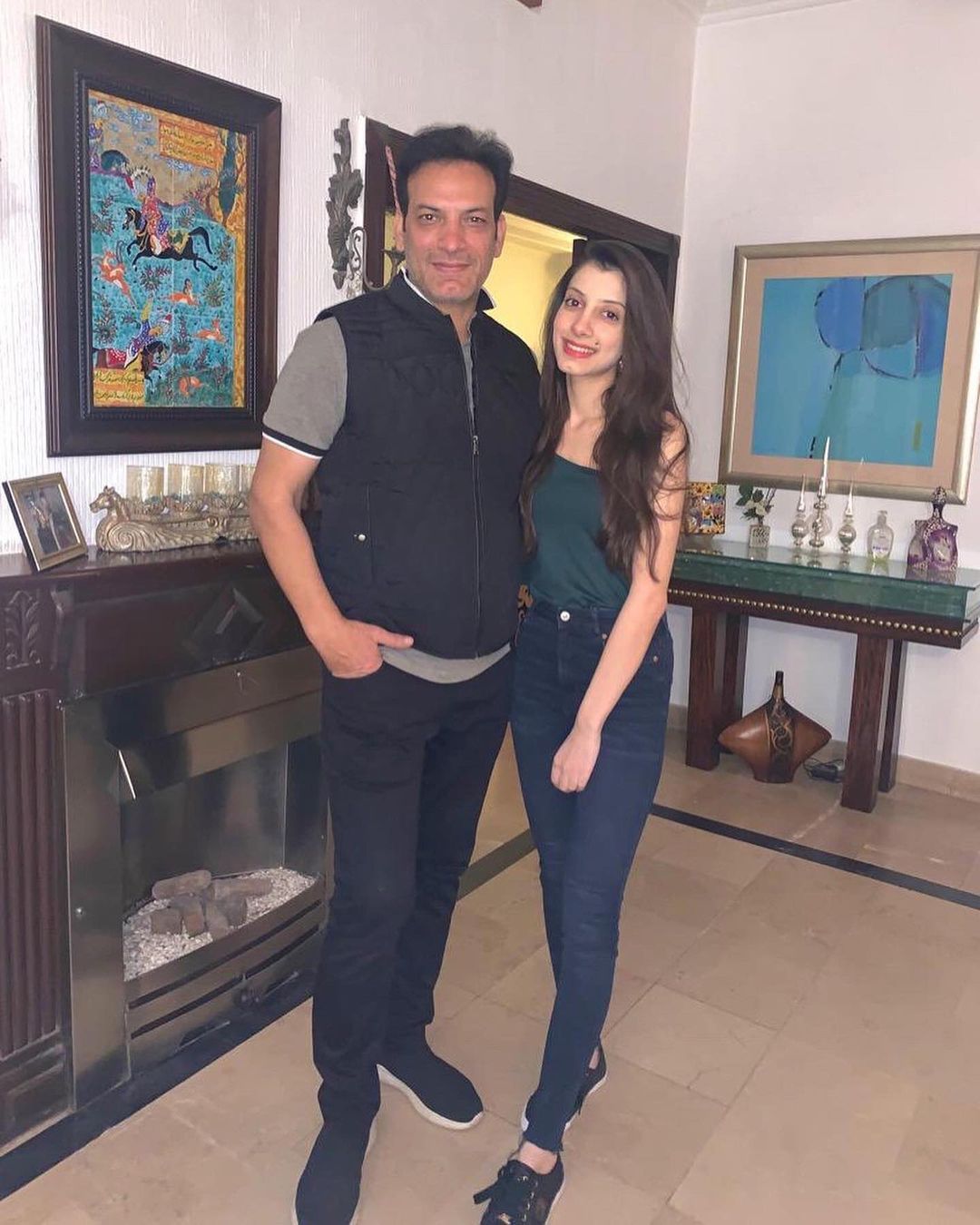 Latest Pictures Of Actor Saleem Sheikh With His Family | Reviewit.pk