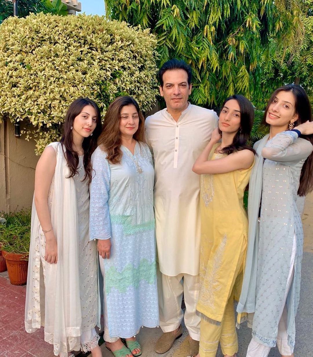 Latest Pictures Of Actor Saleem Sheikh With His Family | Reviewit.pk
