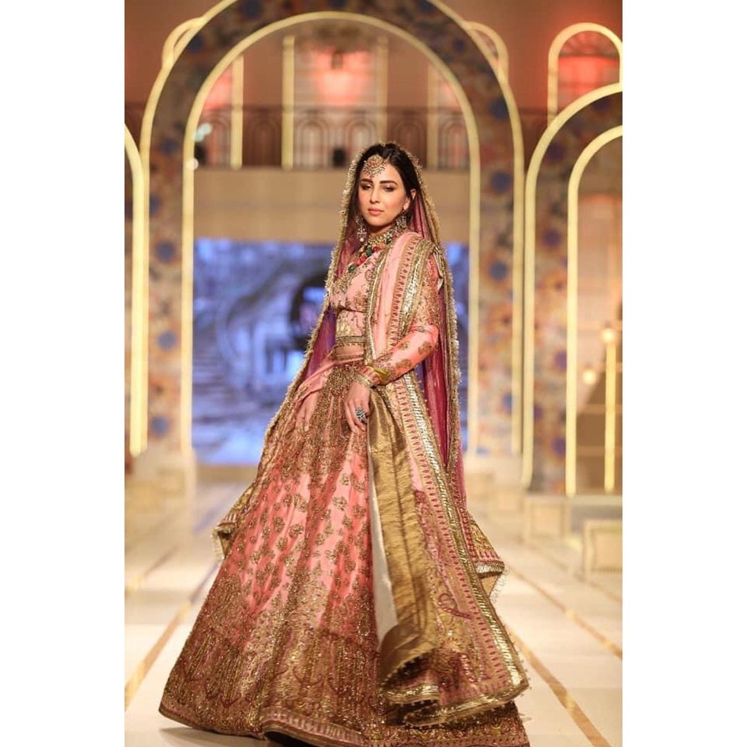 Ushna Shah Walked As The Show Stopper For Fahad Hussayn At BCW ...