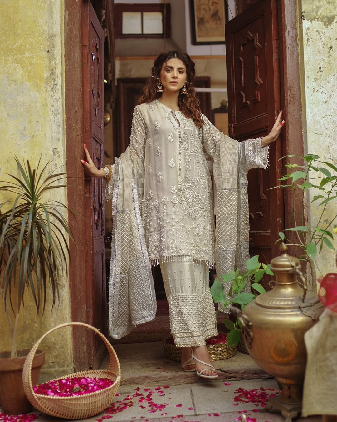 Zubab Rana Stuns In Exquisite Traditional Looks | Reviewit.pk