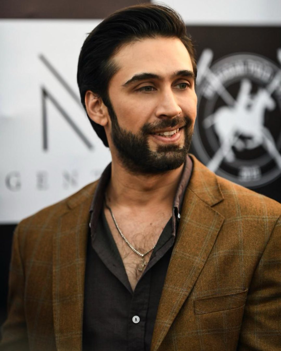 Ali Rehman Khan Looks Dapper In His Latest Pictures | Reviewit.pk