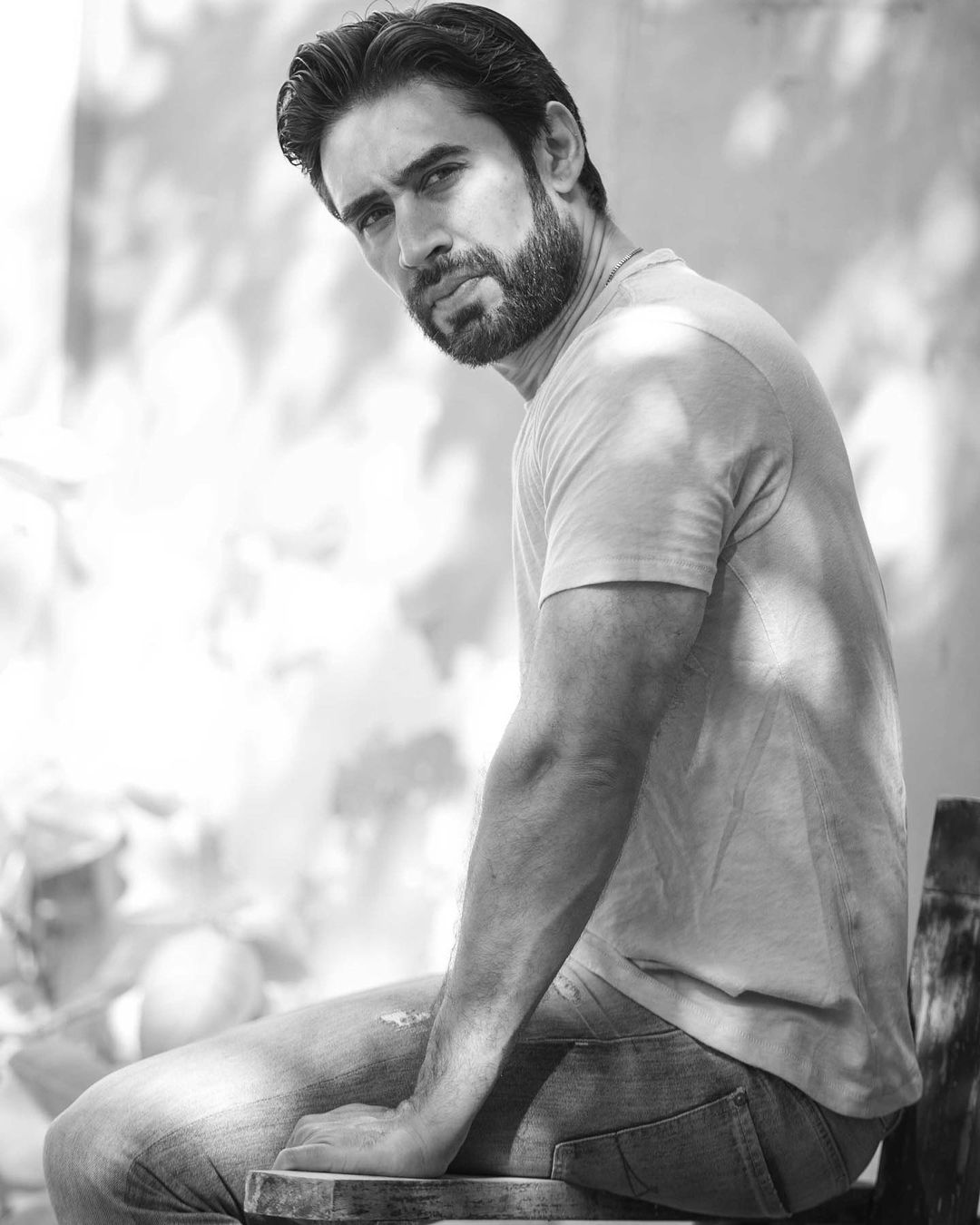 Ali Rehman Khan Looks Dapper In His Latest Pictures | Reviewit.pk