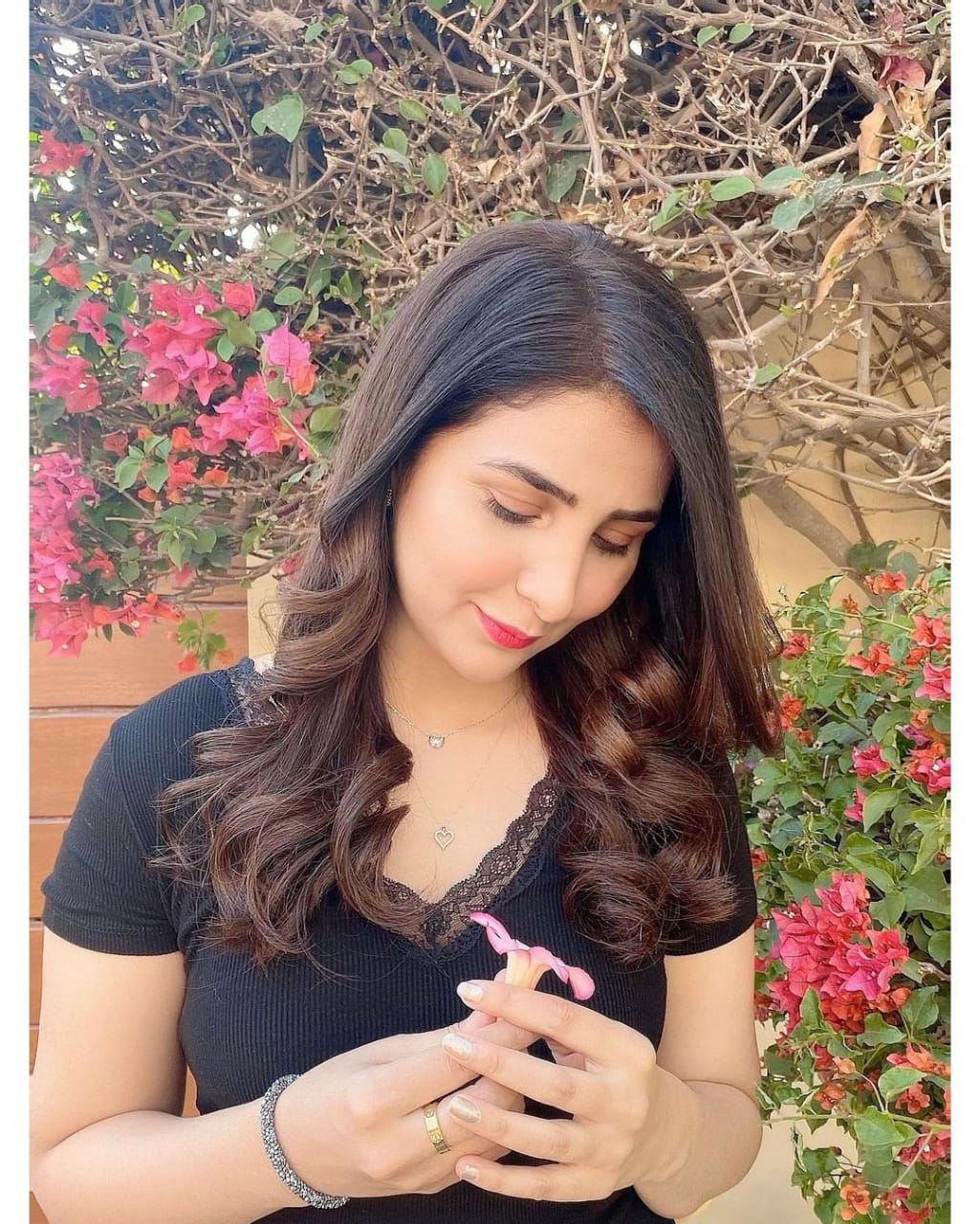 Areeba Habib Shines Bright In Her Latest Pictures | Reviewit.pk