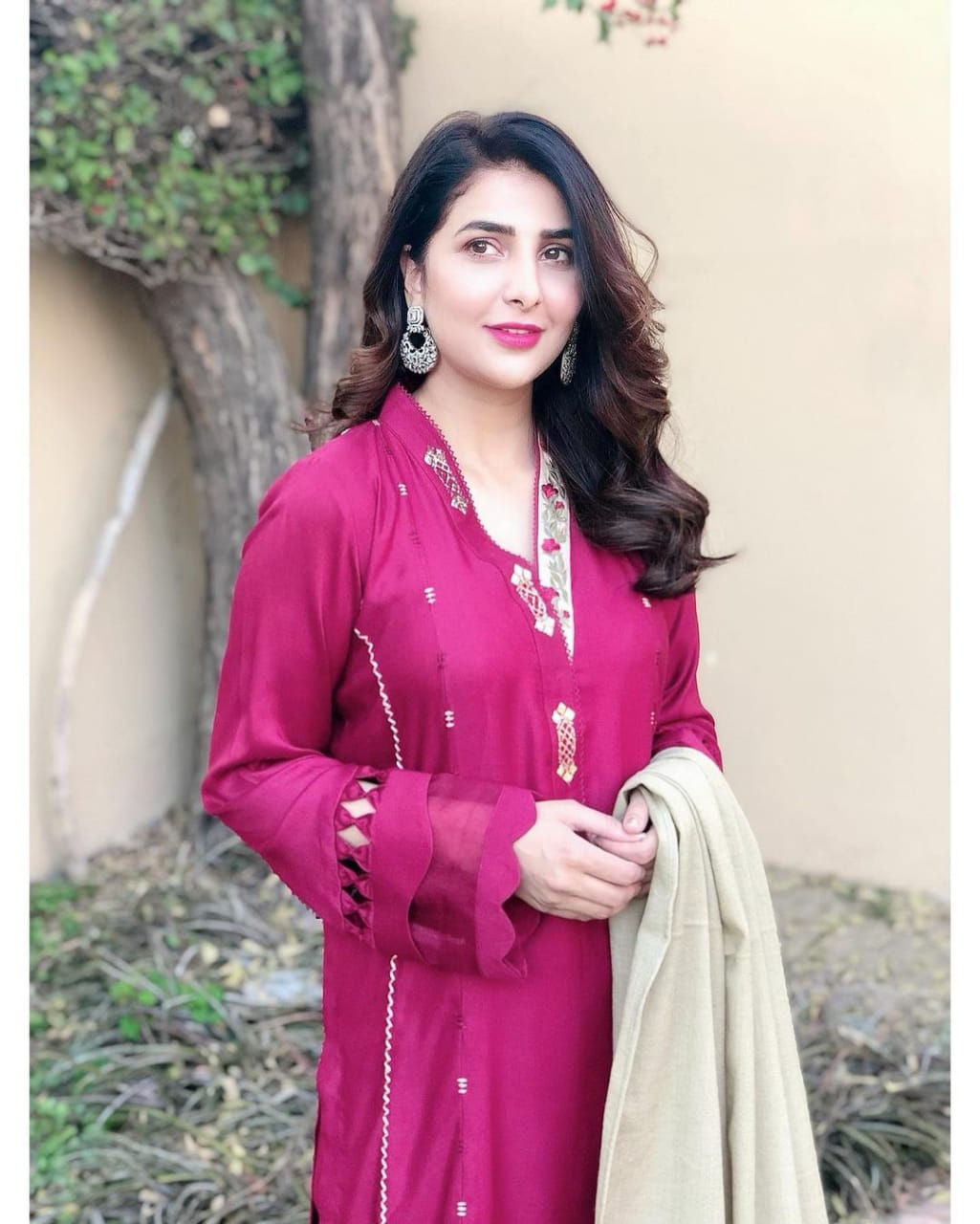 Areeba Habib Shines Bright In Her Latest Pictures | Reviewit.pk