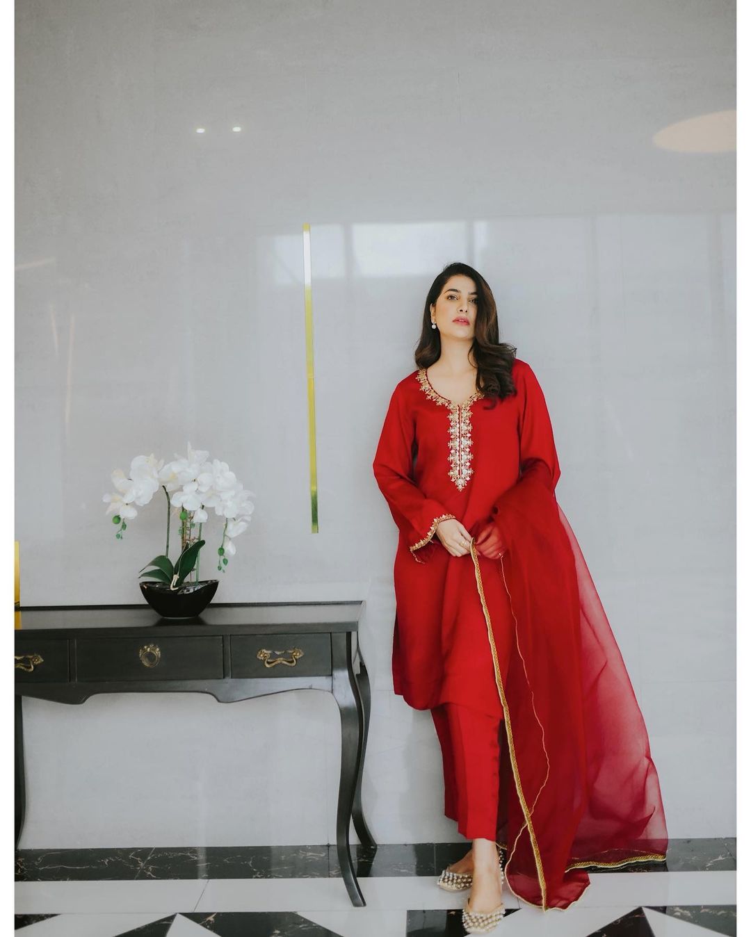 Areeba Habib Shines Bright In Her Latest Pictures | Reviewit.pk