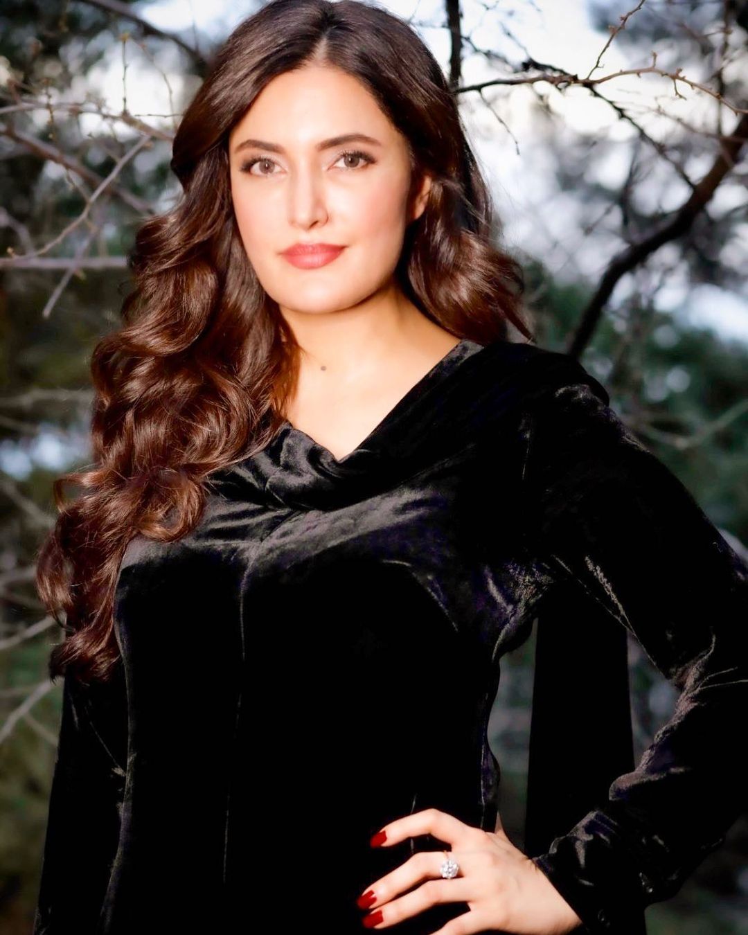 Dr Fazeela Abbasi Signs A Contract With Turkish Star Cengiz Coskun ...