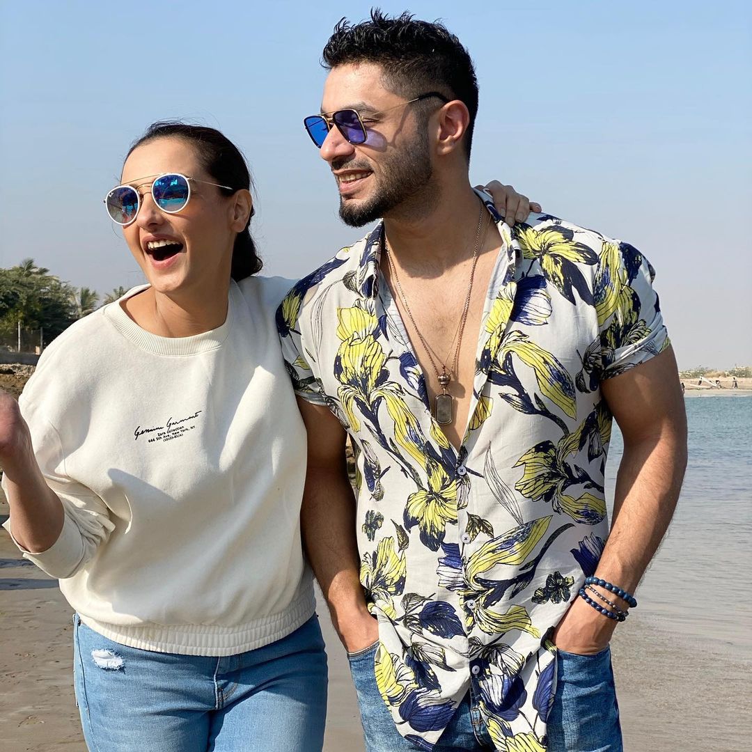 Hasan Rizvi Vacationing With Friends and Family At Beach | Reviewit.pk
