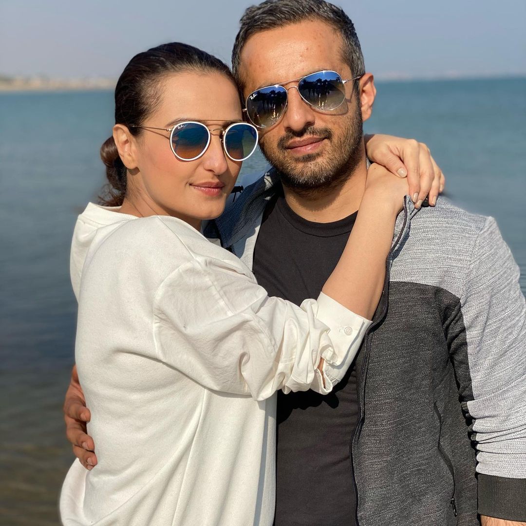 Hasan Rizvi Vacationing With Friends and Family At Beach | Reviewit.pk