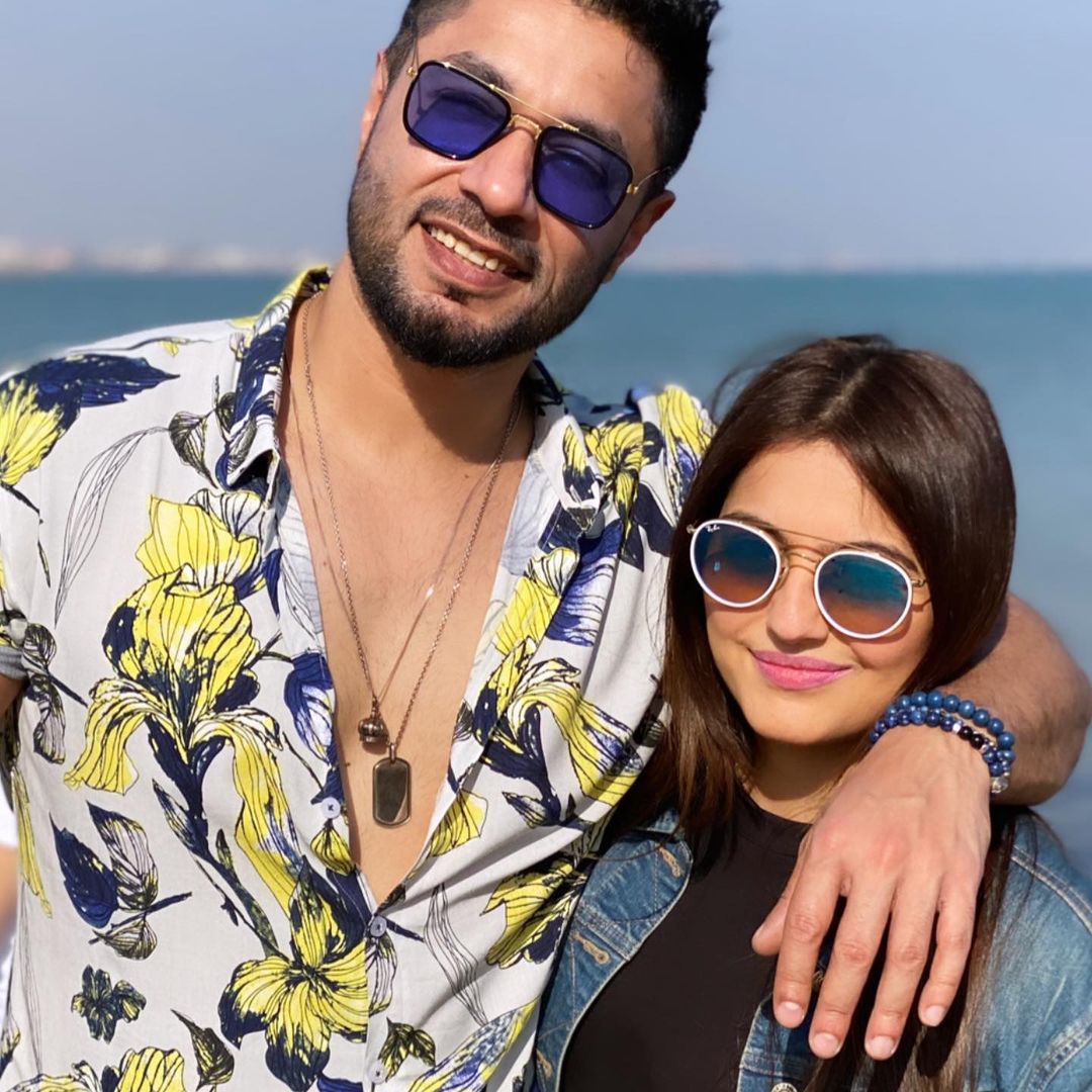 Hasan Rizvi Vacationing With Friends and Family At Beach | Reviewit.pk