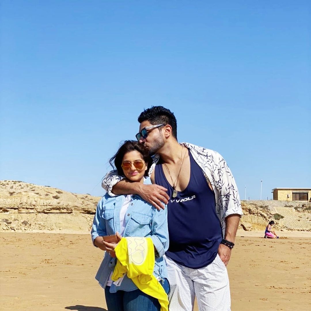 Hasan Rizvi Vacationing With Friends and Family At Beach | Reviewit.pk