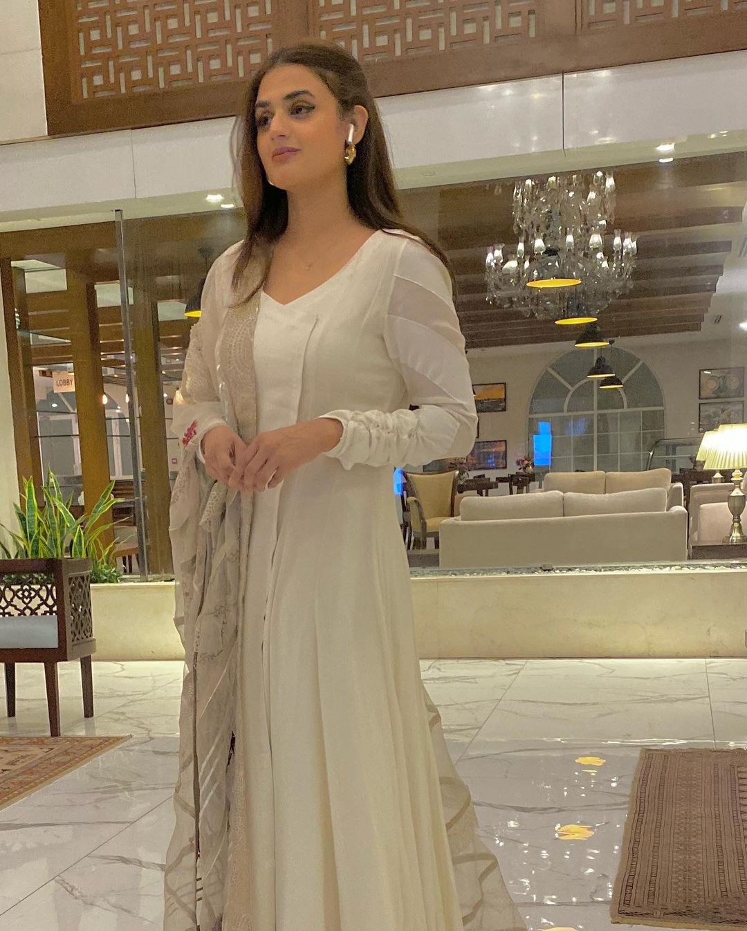 Hira Mani Birthday Celebration With Friends | Reviewit.pk