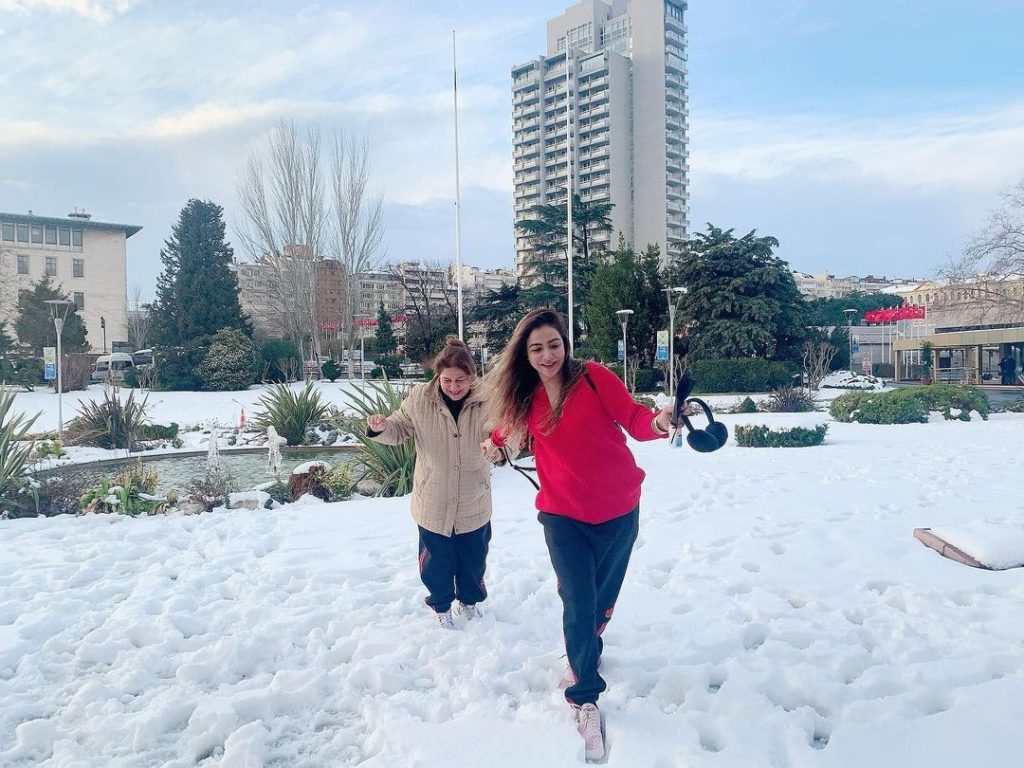Beautiful Clicks of Humaima Malik with her Mother in Turkey | Reviewit.pk