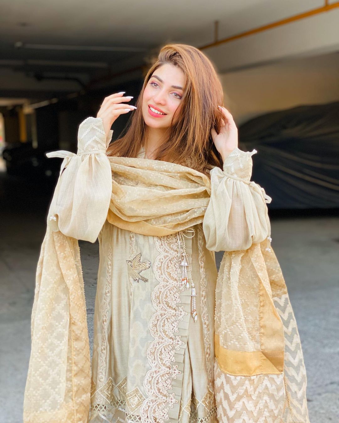 Astonishing Pictures of Kinza Hashmi in Pastel Colors | Reviewit.pk