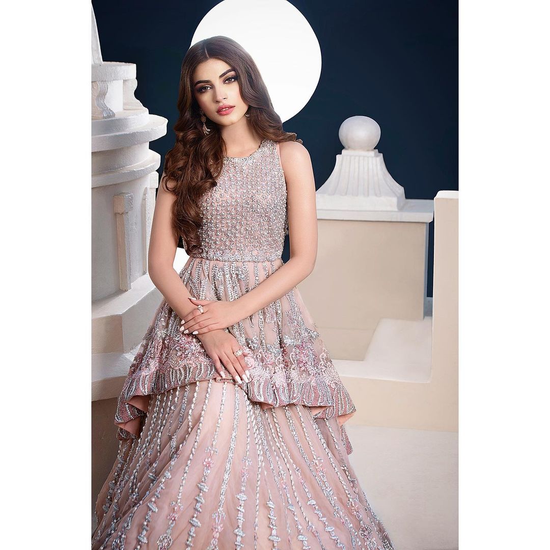 Astonishing Pictures of Kinza Hashmi in Pastel Colors | Reviewit.pk