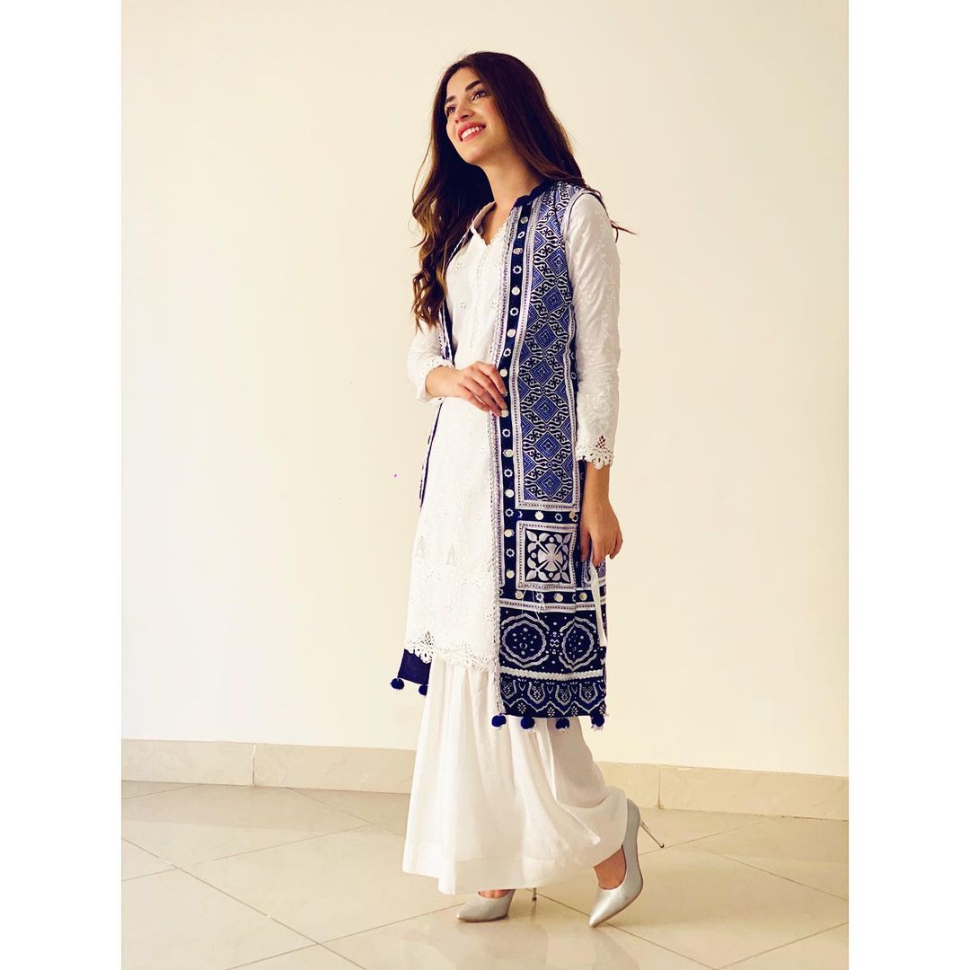 Astonishing Pictures of Kinza Hashmi in Pastel Colors | Reviewit.pk
